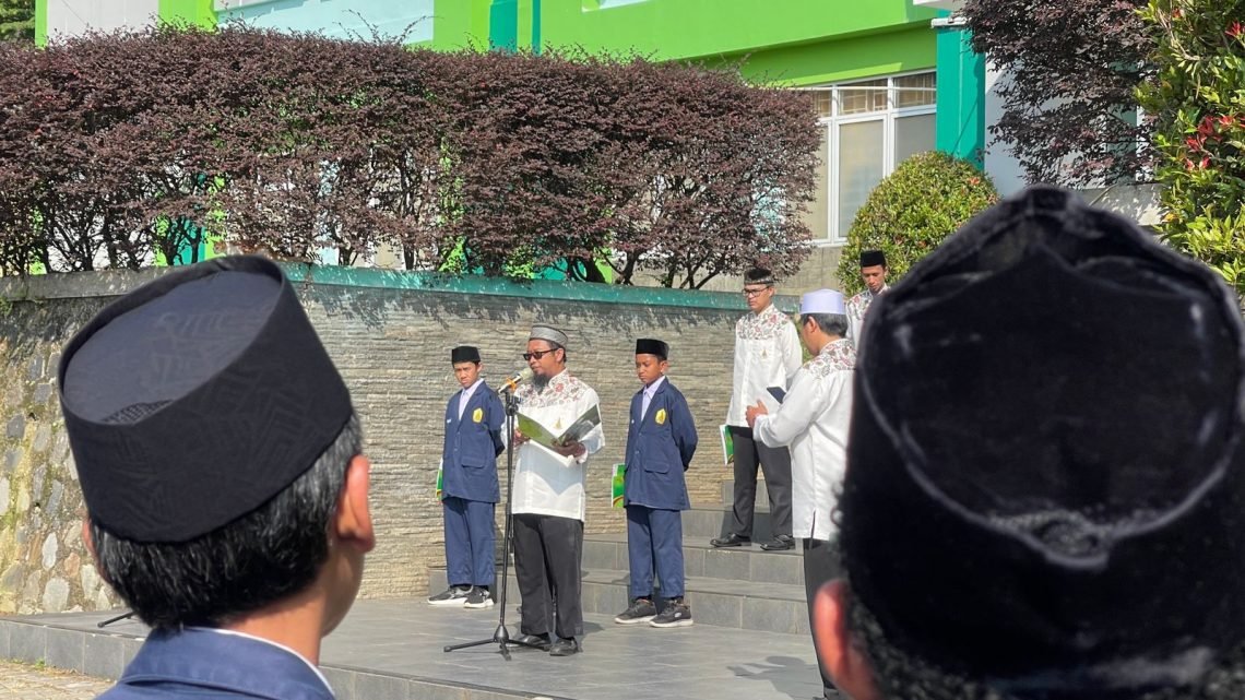 Mudir Al-Andalus Putra dan Putri Bacakan Surat Penetapan SMAIT ...